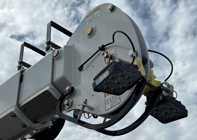 Bolt-On Boom Tip Flood Light Kit WITH 4-Wire Cord Reel (one light ...